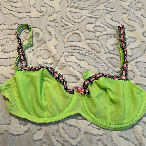 Victoria's Secret | Intimates & Sleepwear | Cutest Vs Bra With Trim ...